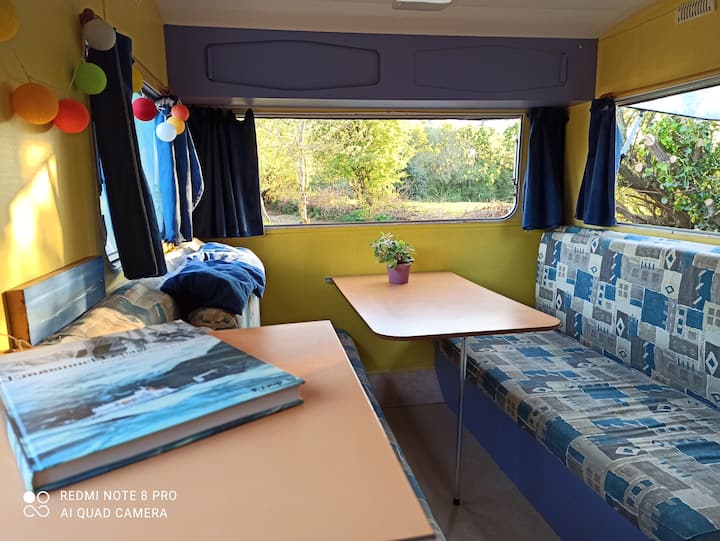 Caravane Vintage Dans Un Cadre Bucolique - Crozon