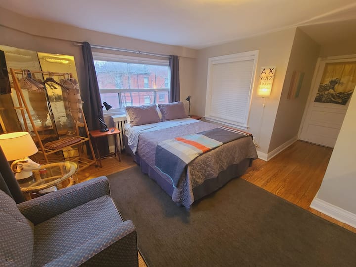Bright Private Studio In The Heart Of Little Italy - Toronto