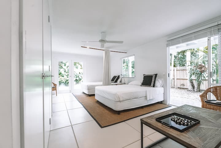 Spacious Private Bedroom With 2 Queen Beds - Noosa Shire
