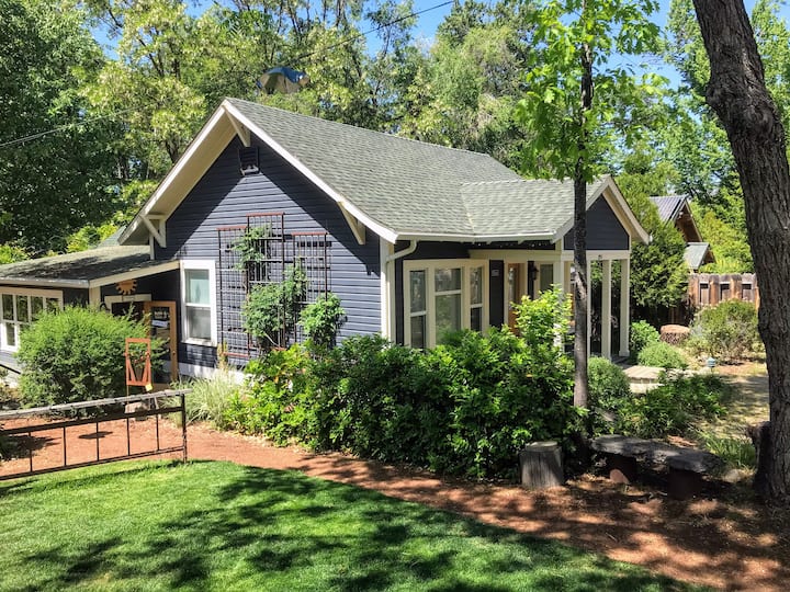 Abbott's Cottages- Raven - Oregon Shakespeare Festival