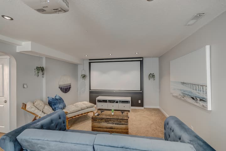 Lux Movie Theatre Suite - Superhost! - Calgary