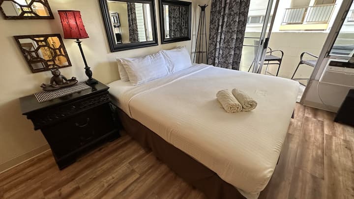2 Blks To Beach King Bed By Aloha-waikiki 49 - Honolulu, HI