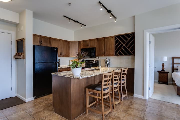 Stunning 3 Bedroom 2 Full Bath Condo - Kelowna
