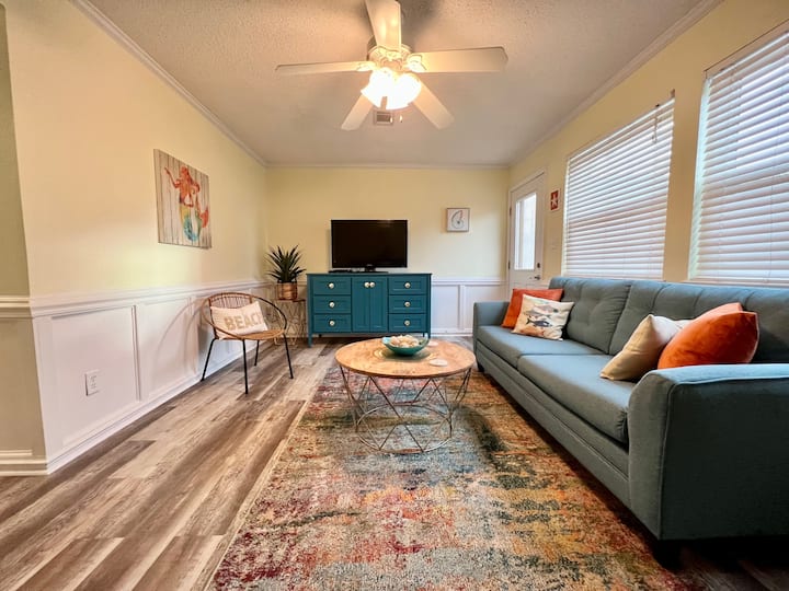 Gulf-side Complex! ! Well-stocked! Pool! - Navarre Beach, FL