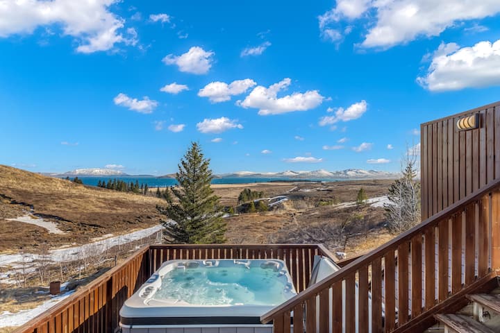 Scenic Retreat By Lake ÞIngvellir With Jacuzzi - Iceland