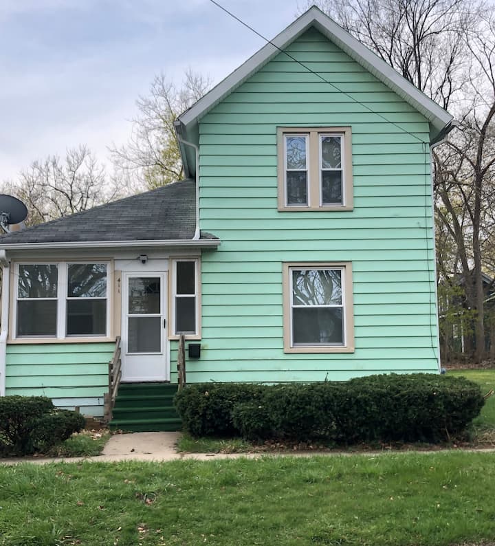 Entire House: Historic Charm With Modern Comforts - Albion, MI