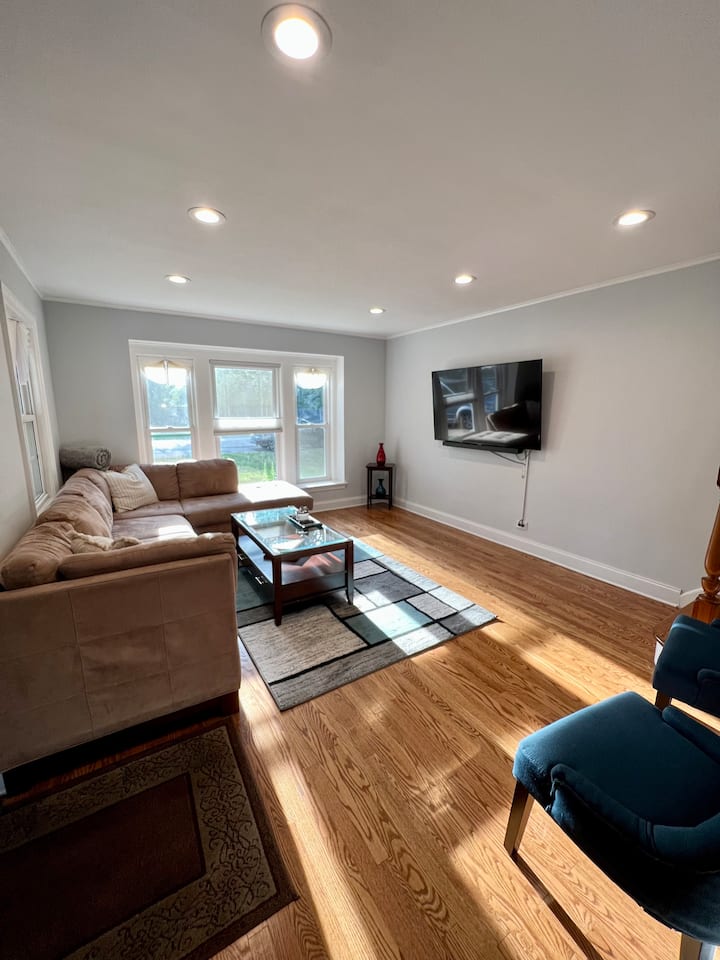 Spacious Home 15 Minutes N Of Downtown Chicago - Evanston, IL