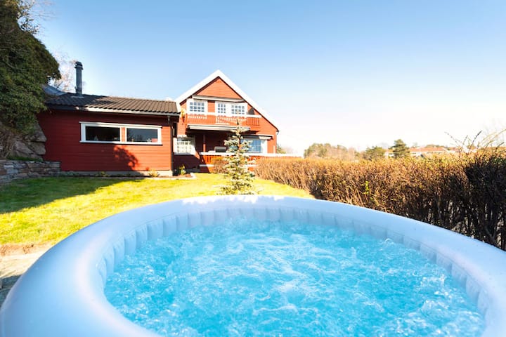 Sentral Og Romslig Enebolig Med Mange Fasiliteter - Kristiansand