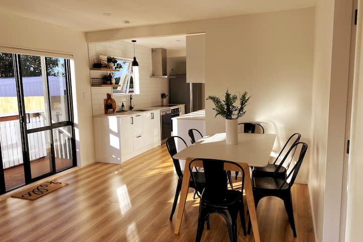 Waikanae Beach Abode - Groups, Family, Beach! - Waikanae