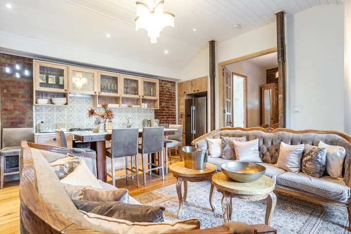 Centenary Stables (2 Br) - Melbourne