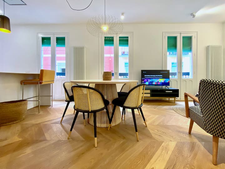 New! Modern & Charming With 8 Balconies - Madrid