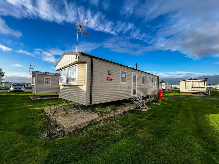 Great 8 Berth Caravan For Hire At St Osyth Beach In Essex Ref 28123gc - Brightlingsea