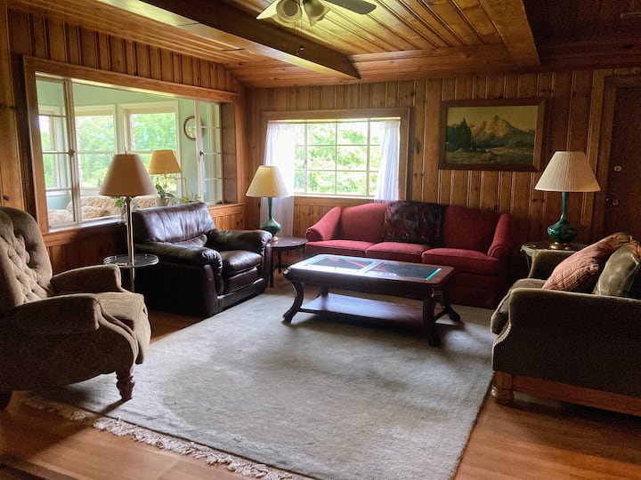 Gorgeous Farmhouse Getaway - Crossville, TN