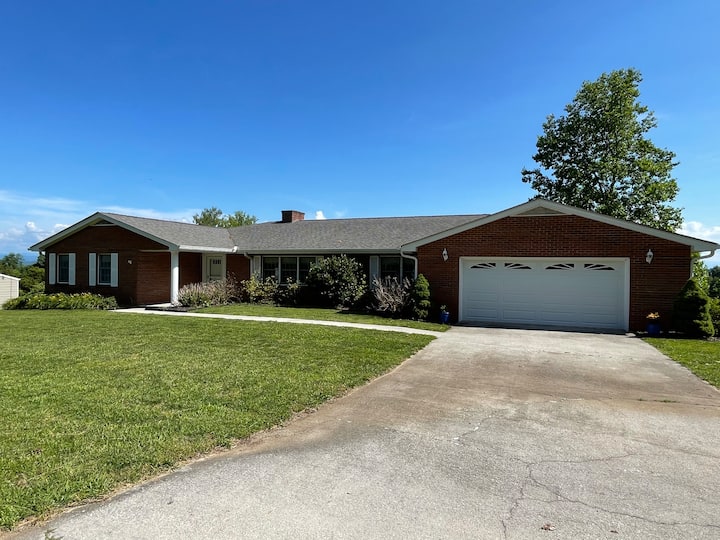 Mountain View And Comfy Bedroom! - Dandridge, TN