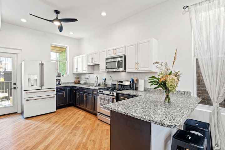 Prime Location W/ 3 Spacious Bedrooms-parking Incl - Chicago, IL