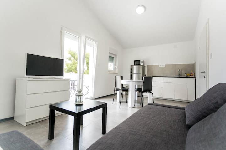 Modern Apartment With Pool 5min. From Beach - Vis
