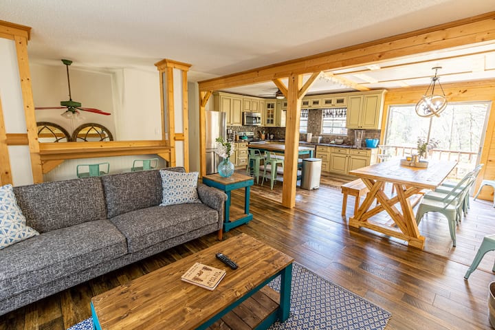 Gatlinburg Home | Sleeps 12 | Hot Tub & Fire Pit! - Gatlinburg, TN