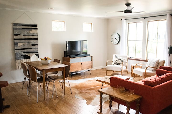 The Cozy Cabernet, Short Walk To Main St! - Fredericksburg, TX