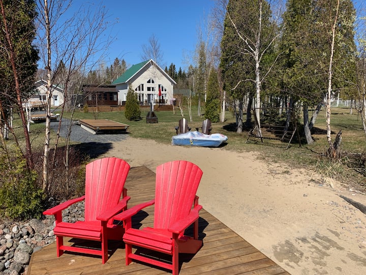 Magnifique Chalet Bord De L’eau Avec Spa - Alma, QC, Canada