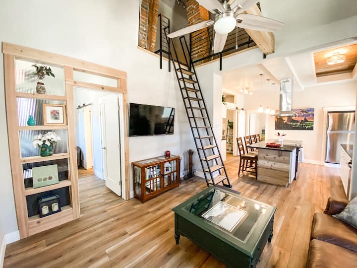 Custom Dream Home/ Loft&porch/ Trendy Neighborhood - Manitou Springs, CO