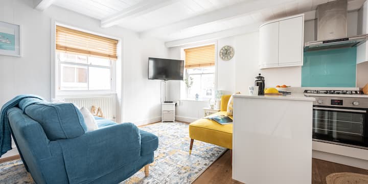 Plane Sailing Sleeps 4 In 2 Bedrooms And Is In The Heart Of St Ives, Very Close To Beaches Has An Allocated Parking Space - St Ives