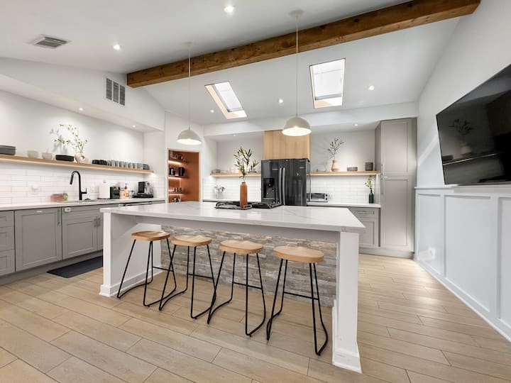 Open | Airy | Custom | Design | 2 Kings | Sleeps14 - Houston, TX