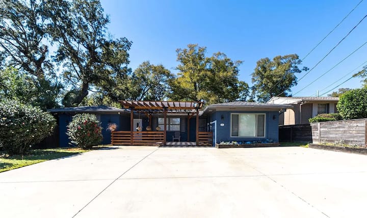 5 Minutes From Downtown| 1 Bedroom | Superb Shower - Pensacola, FL