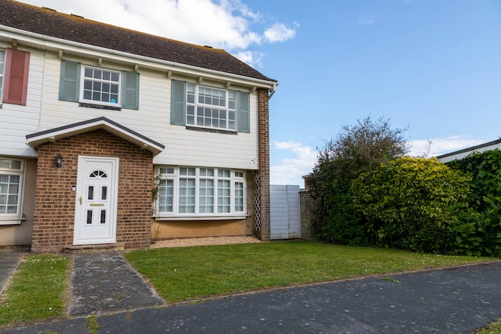 Rustington Holiday Rentals & Homes - England, United Kingdom | Airbnb