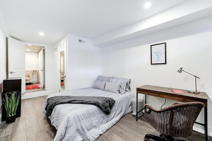 Cozy English Basement Suite W/ Free Parking - Washington D. C., DC
