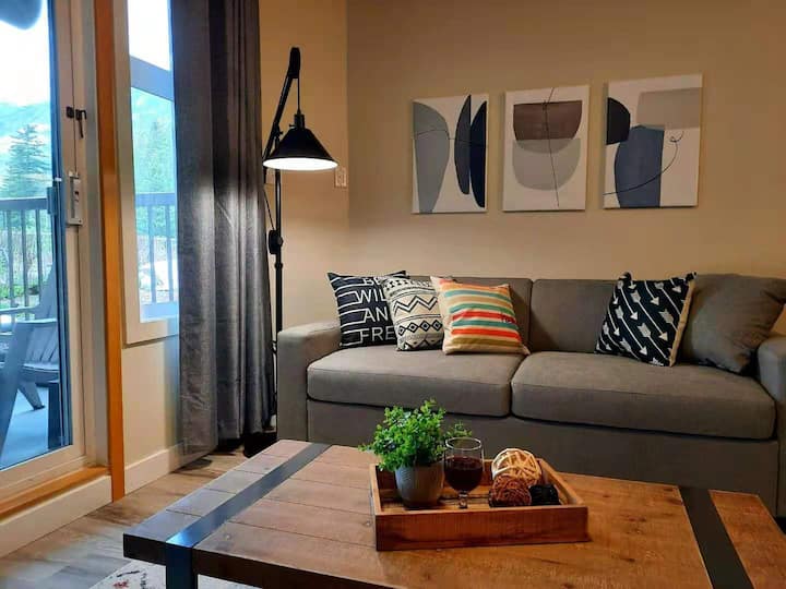Relaxing & Cozy~5* Location~gym ~ Patio ~ Parking* - 캔모어