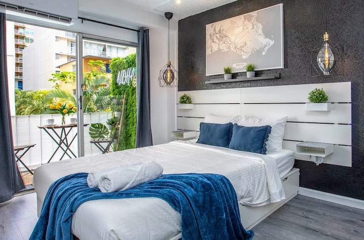 Newly Renovated * Waikiki Beachside Retreat - Honolulu, HI