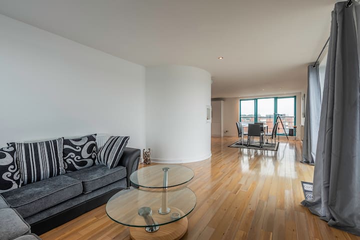 Penthouse With Panoramic Views - Dundee