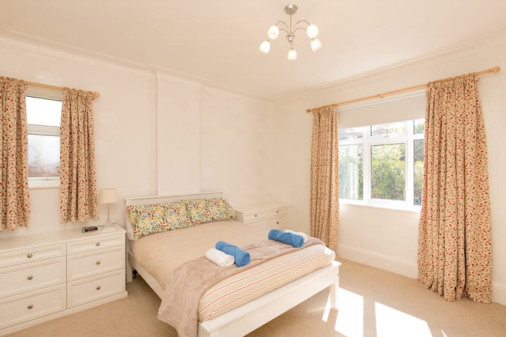 The Cottage On The Beach - Sleeps 7 - Large Garden - Llandudno