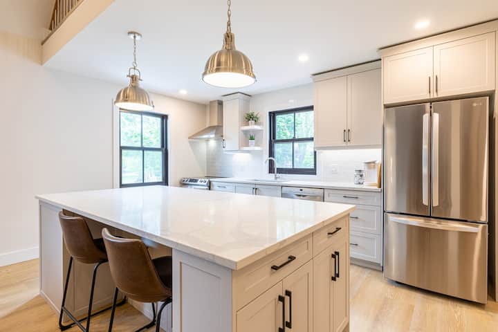 Historic Two Bedroom Condo Downtown Charlottetown - Charlottetown