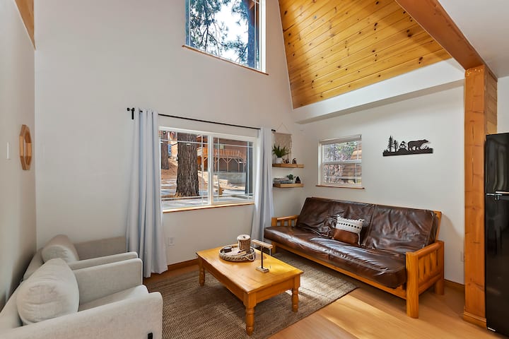 Boho Barn | Dog Friendly+ Fenced Yard +By The Lake - Big Bear Lake, CA