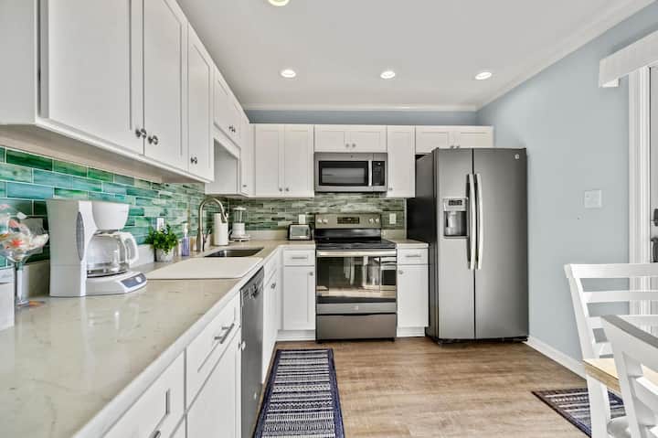 Beautiful Beachy Two Bedroom, One Bath Condo - Ocean City, MD