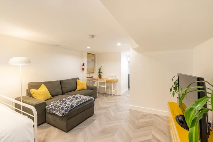 Private College St. Guest Suite W/ Sep Entrance - Toronto