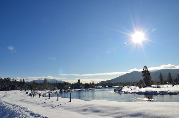 Ruby's Riverfront Retreat - Private Sandy Beach - Priest Lake, ID