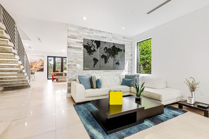 Miami Gem - Private Pool + Terrace! - Metro Nearby - Miami, FL