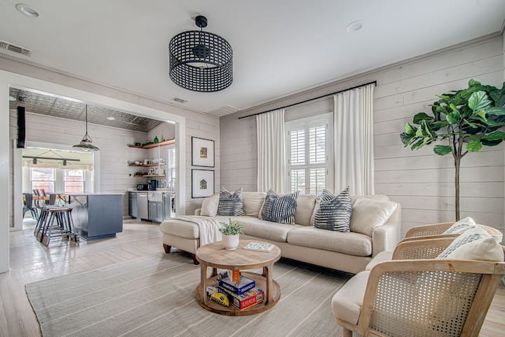 Luxury Fbg Home | Walk To Main Street | Sleeps 12 - Fredericksburg, TX