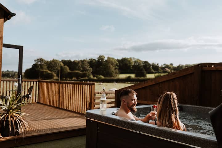 Luxury Shepherd's Hut,  Hot Tub And Views! - National Trust - Powis Castle and Garden