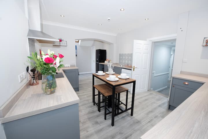 Garden By The Bay Apartment - Sleeps 6-8 - Southport