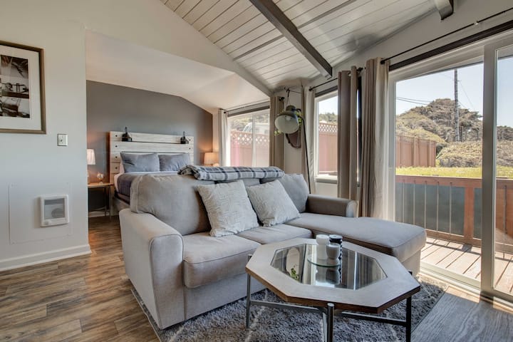 Aviator Room · Ocean View Room - Aviation Theme - Newport, OR