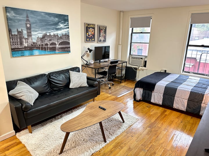 East Village Wfh Oasis With Oversized Desk - New York City