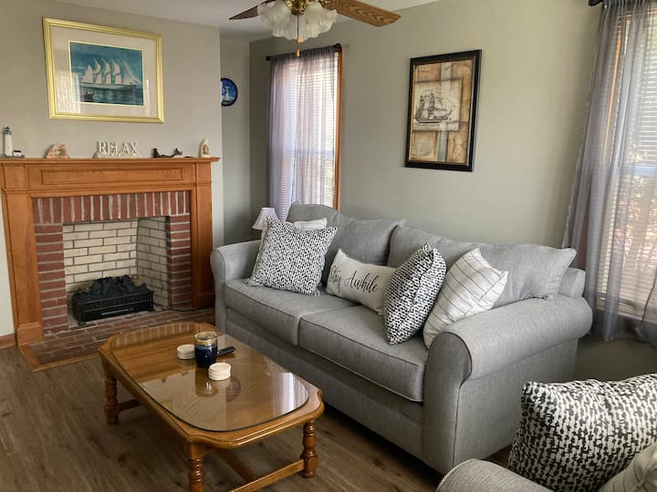 4 Bedrooms/2 Bath Cape One Min. Walk To Beach/bay - Provincetown, MA