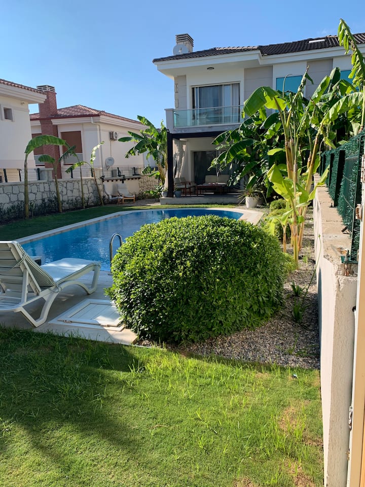 Alaçatı'da Müstakil Havuzlu Ve Bahçeli Villa 02 - Çeşme