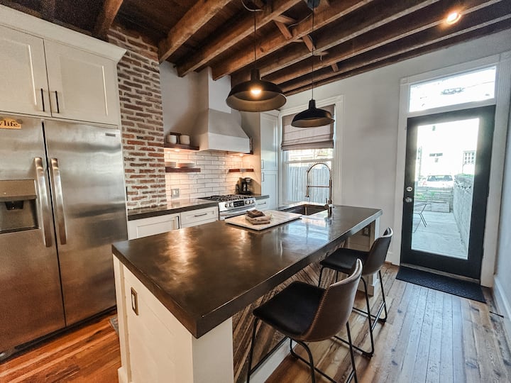 Baltimore Rowhouse For Traveling Professionals - Baltimore, MD