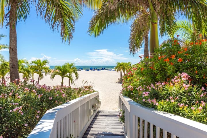 Madeira Beach Bungalow 0.5 Miles From John's Pass - Madeira Beach, FL