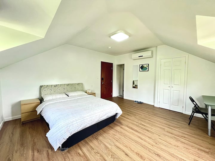 Large Bedroom W/ En-suite Bathroom & Private Entry - Staten Island, NY
