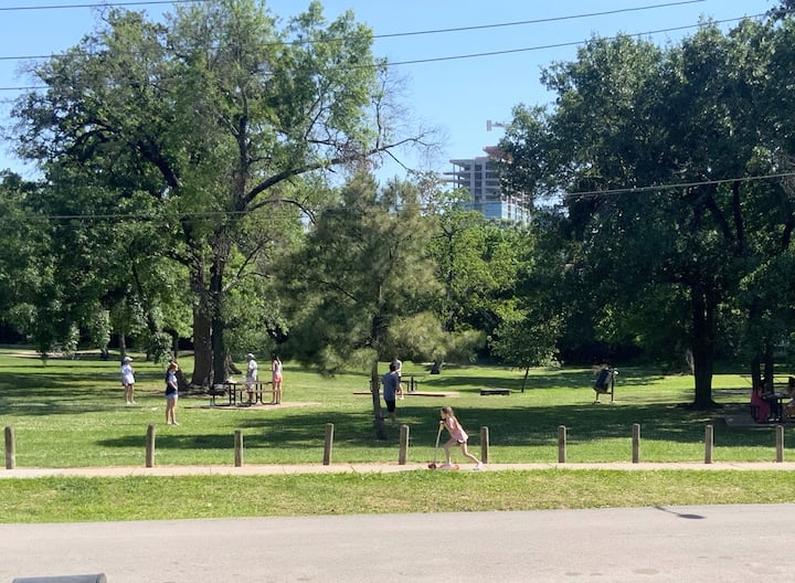 Nature Lover's 2 Bedroom Home Across From Park - Bellaire, TX